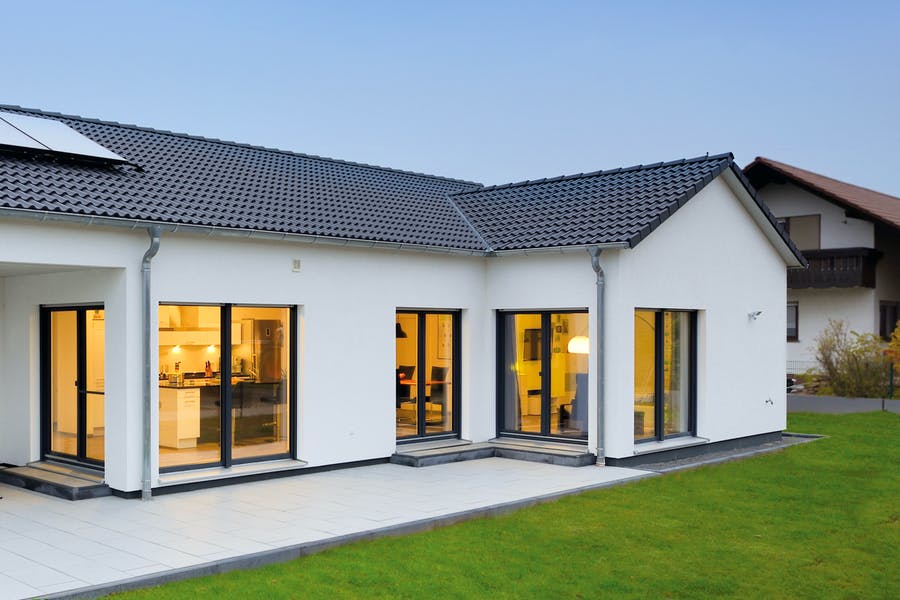 Bauen mit FERTIGHAUS WEISS 38 Häuser ab 260.000 € vergleichen