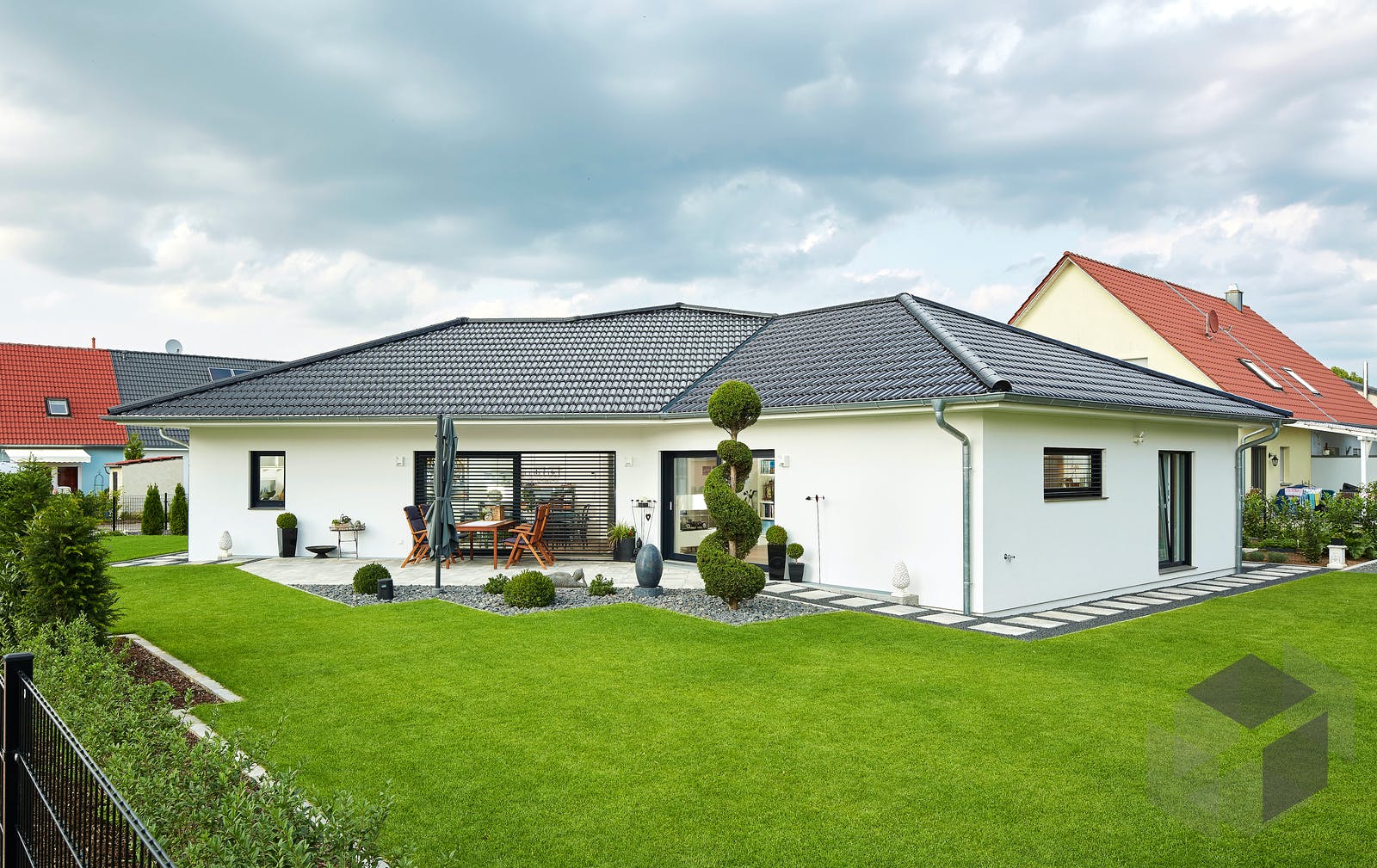 Einfamilienhaus Walmdach 190 von LUXHAUS | Fertighaus.de